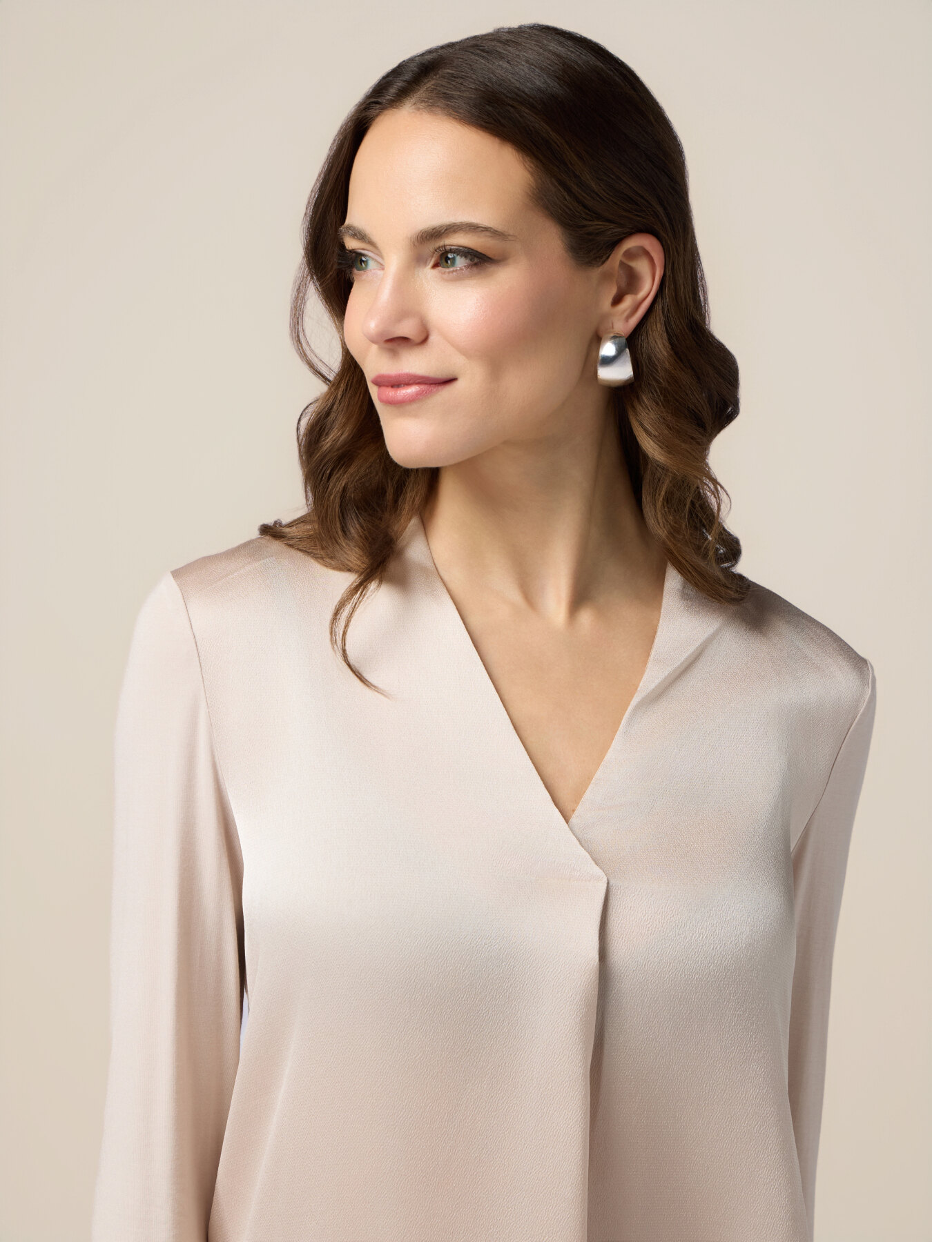 T-shirt bimaterica con scollo a V