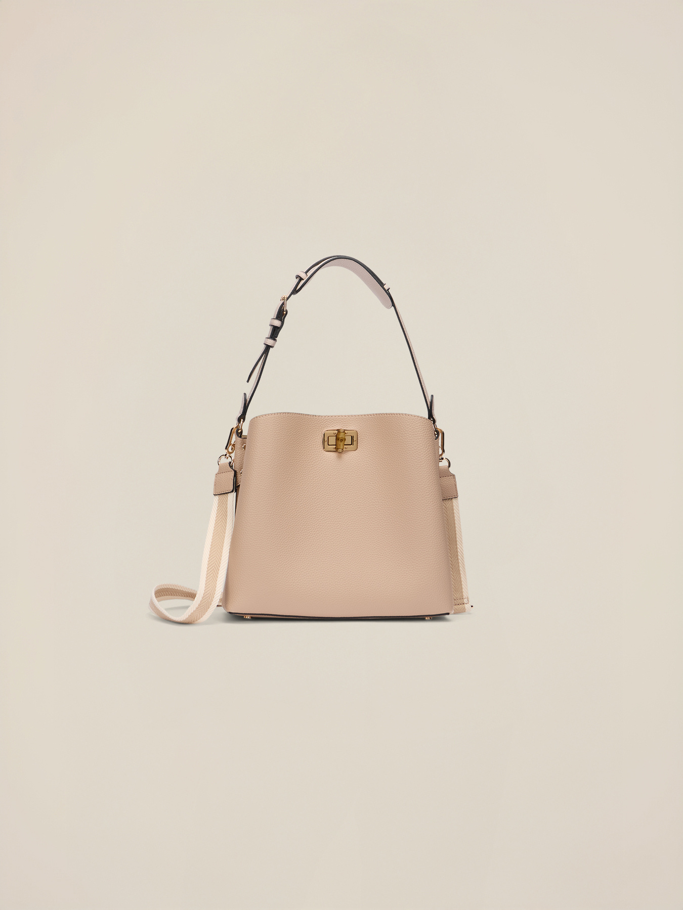 Bolso saco de cuero repujado