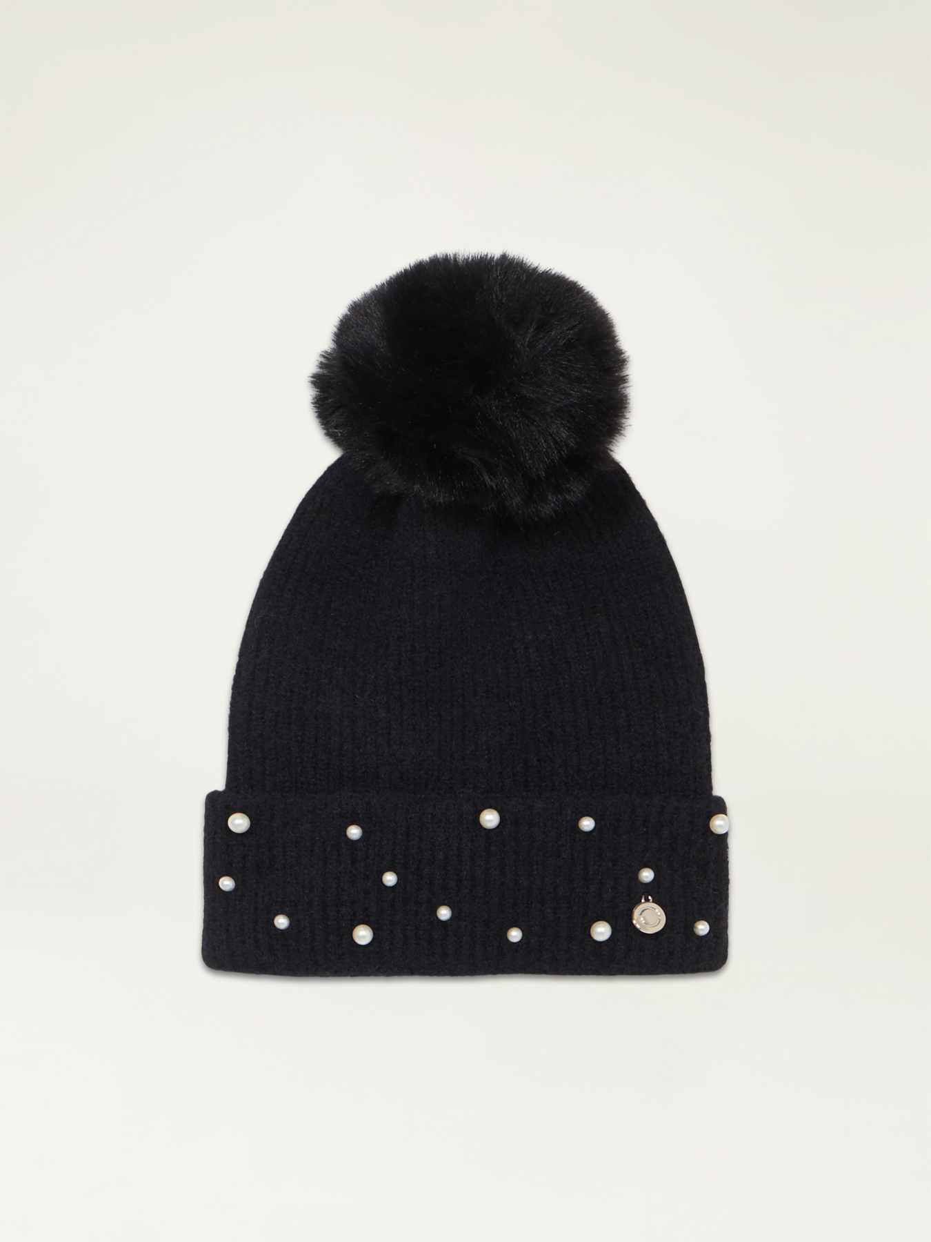 Gorro con perlas y pompón